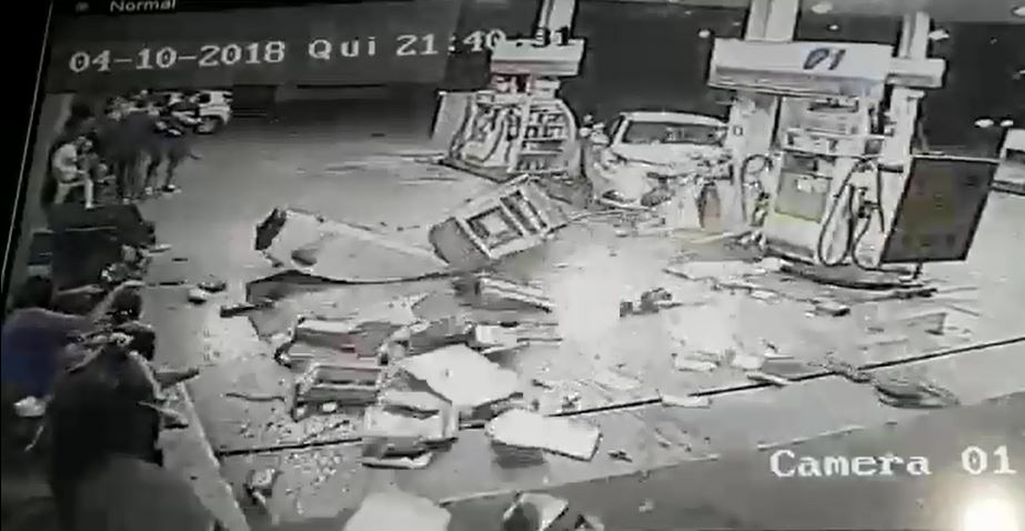 Condutora em alta velocidade invade posto de combustíveis e causa acidente na Av. João Naves de ...